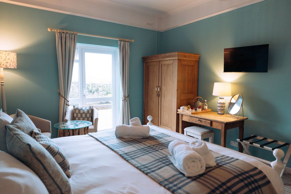 Our Rooms | Dolphin Hotel Beer – Stay in Comfort by the Coast